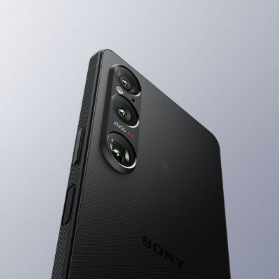 Image du Black Xperia 1 VI en position verticale montrant ses 3 objectifs.