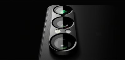 Un gros plan de l'arrière du téléphone montrant les trois objectifs